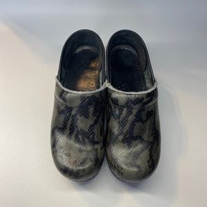 Dansko | Shoes | Dansko Xp Pro Snakeskin Clogs Us Womens 7 Black | Poshmark